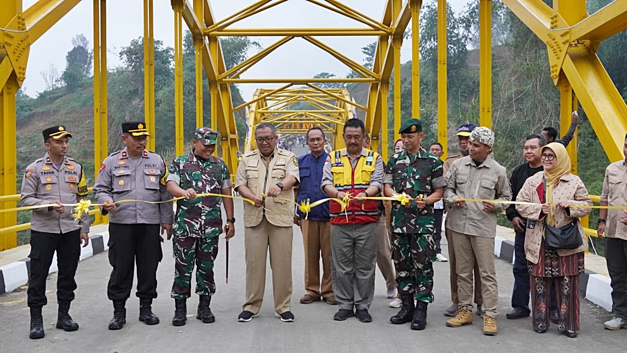 Bupati Sukabumi didampingi Kadis PU Resmikan Jembatan “eMHa” Kadudampit ...