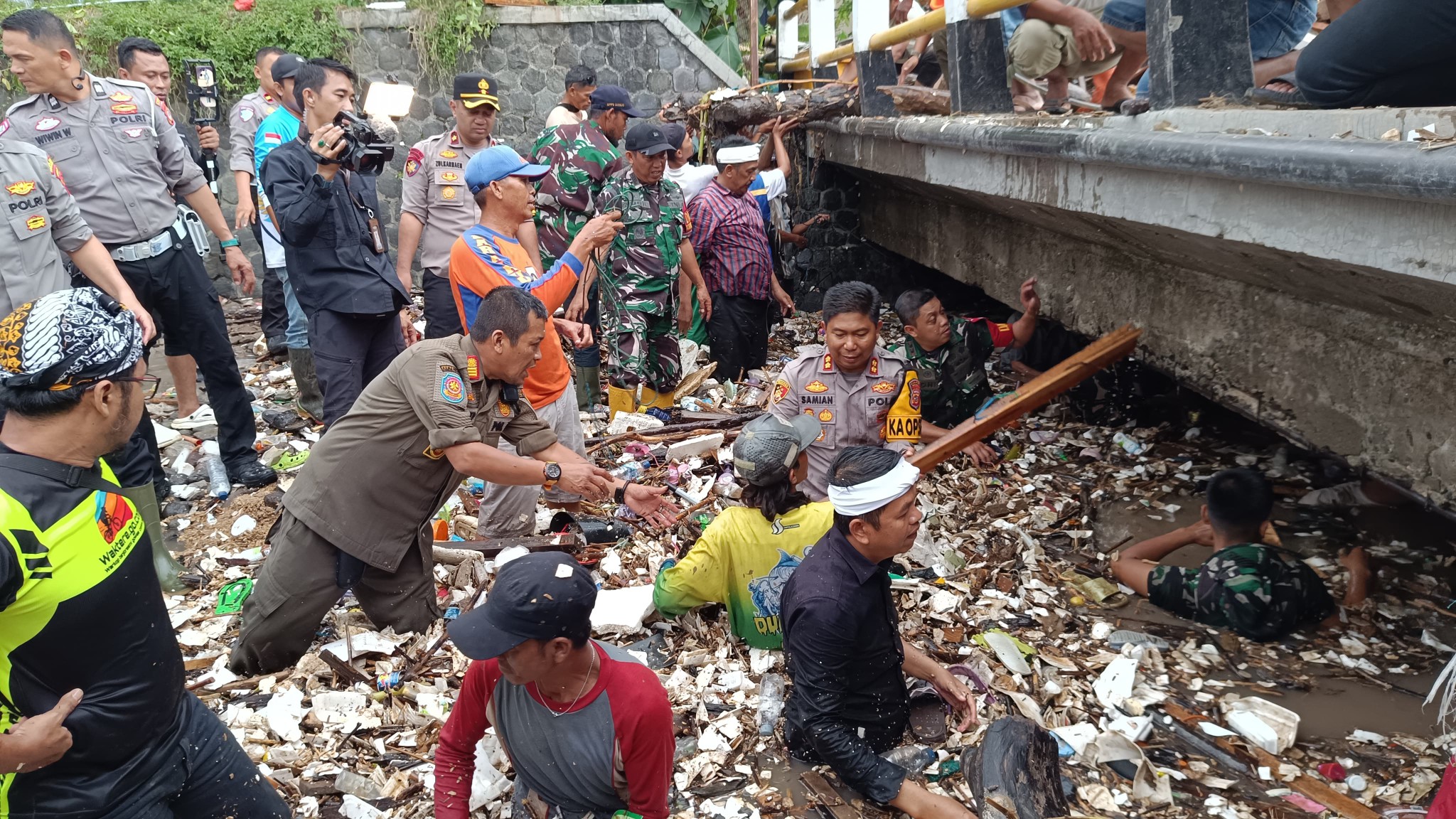 Bersihkan Sampah, Dedi Mulyadi dan Asep Japar Turun ke Sungai Cipalabuan – Elmitra 95 FM janten ...